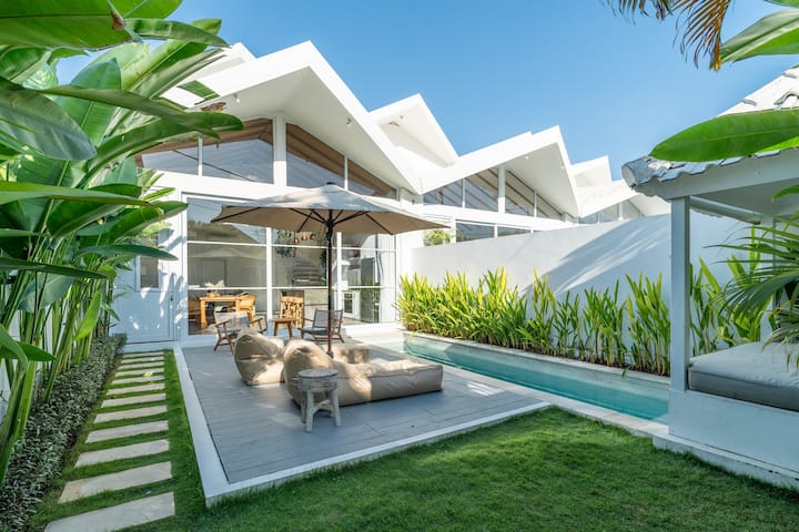 Beach Bliss Retreat 1: Modern 3br Villa In Canggu - Seminyak