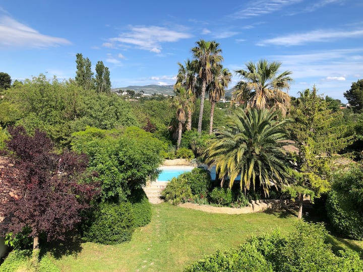 Propriété Avec Piscine,jardin Et Terrain De Sport - Marseille