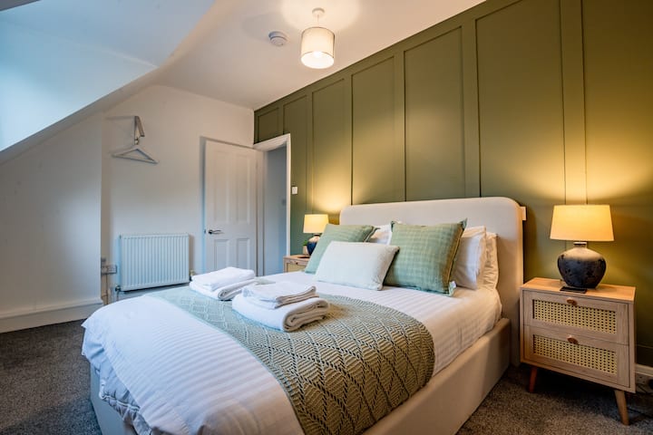 Southfield City Home ~ W/parking - Cotswolds