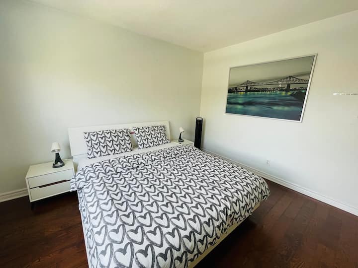 Roomy Bedroom Bed Downtown Toronto - Toronto