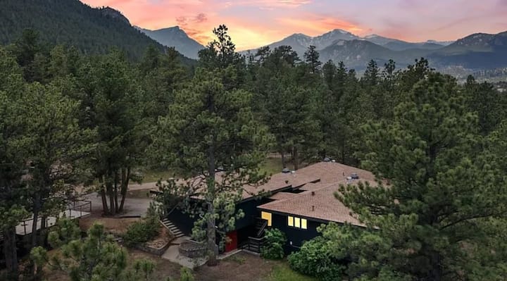 Spacious Zen Nature Town Retreat - Estes Park, CO
