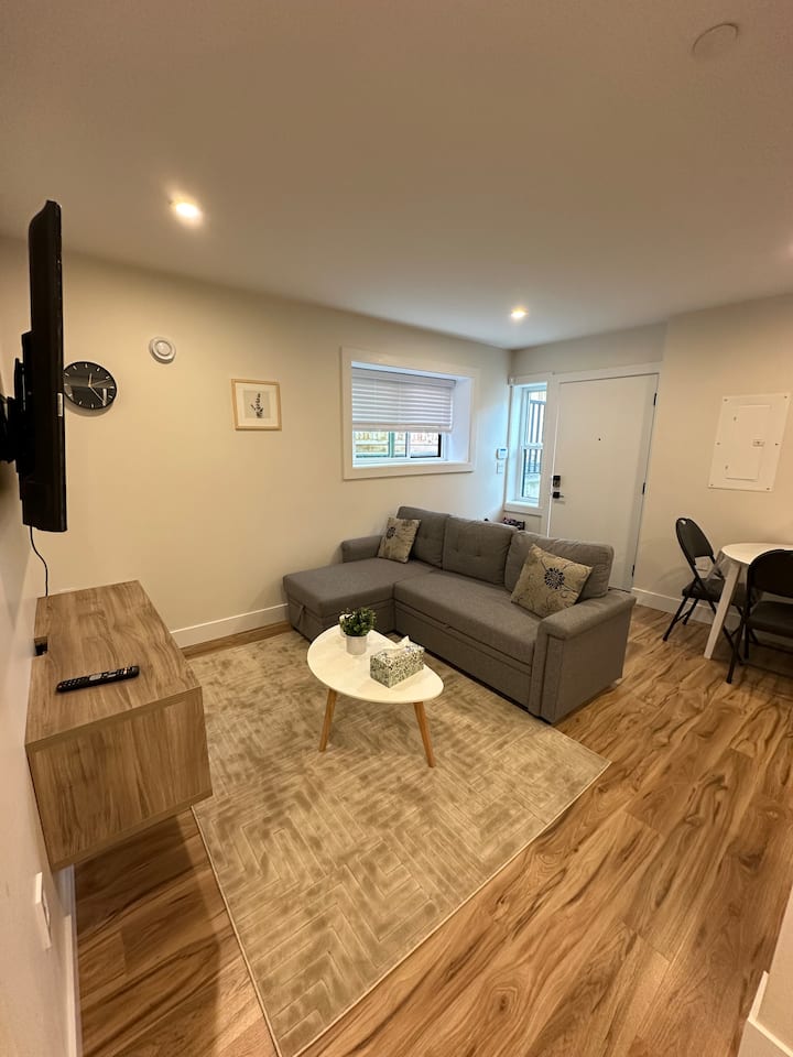 Chic 1 Bedroom Suite | Minutes From Transit - Vancouver