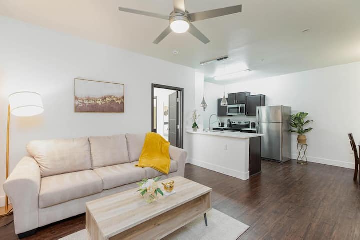 Spacious 1st Floor Home -King Beds -Free Ev Charge - Las Vegas