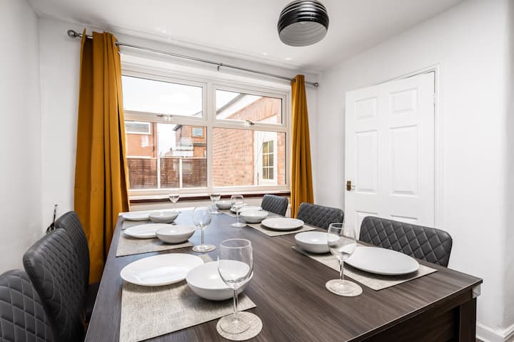 Comfy 3br Home - Pool Table - Games - Sleeps 8 - Oldham