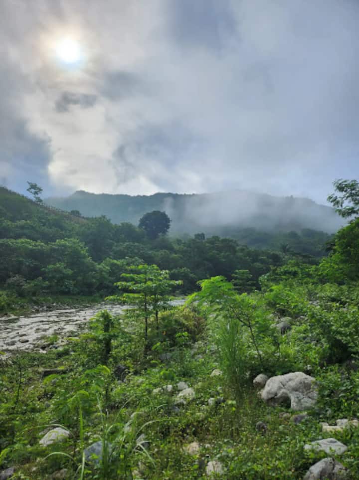 Riverfront 2br Cabin W/ Verdant Mountains View - Tanay