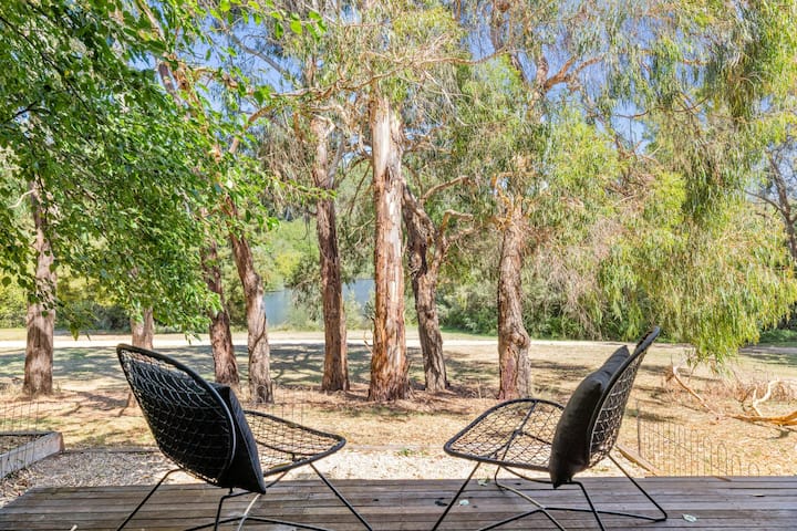 Daylesford Lakefront: Fireplace, King Bed, Spa - Daylesford