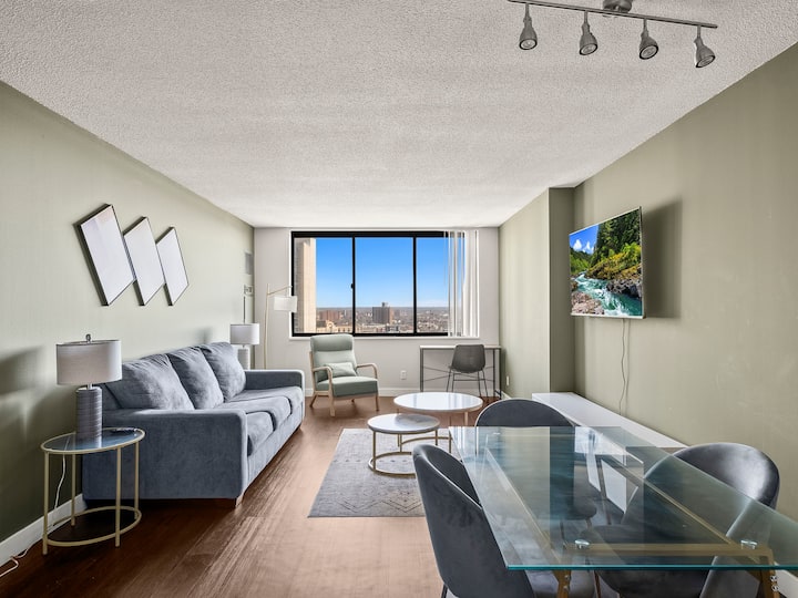 Downtown Sky Tower | Free Parking/pool/gym/hot Tub - Minneapolis