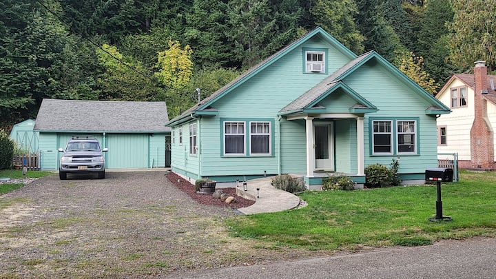 Family Friendly Getaway - 3 Bd/2 Ba Sleeps 6 - Hoodsport, WA