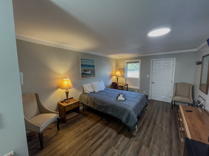 Gorgeous Queen Deluxe W/ A Rear Access Door. - Edmundston