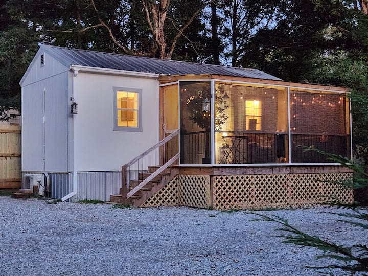 King Cottage - Tiny House - Private Porch - Huntsville, AL