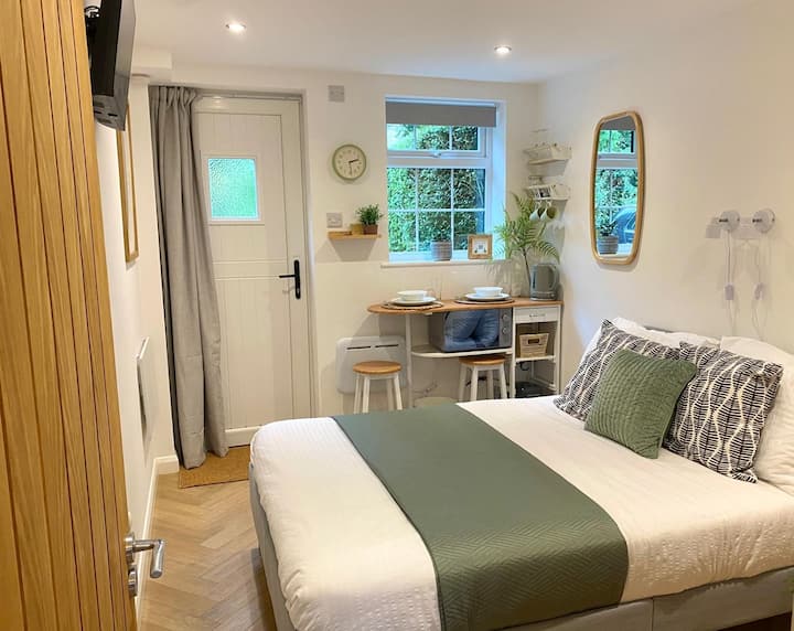 Modern Suite Near Hospital - Parking & Courtyard - Exeter