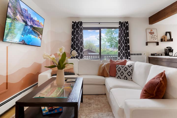 Lux Modern Condo | Pool | Free Parking | Laundry - Boulder, CO
