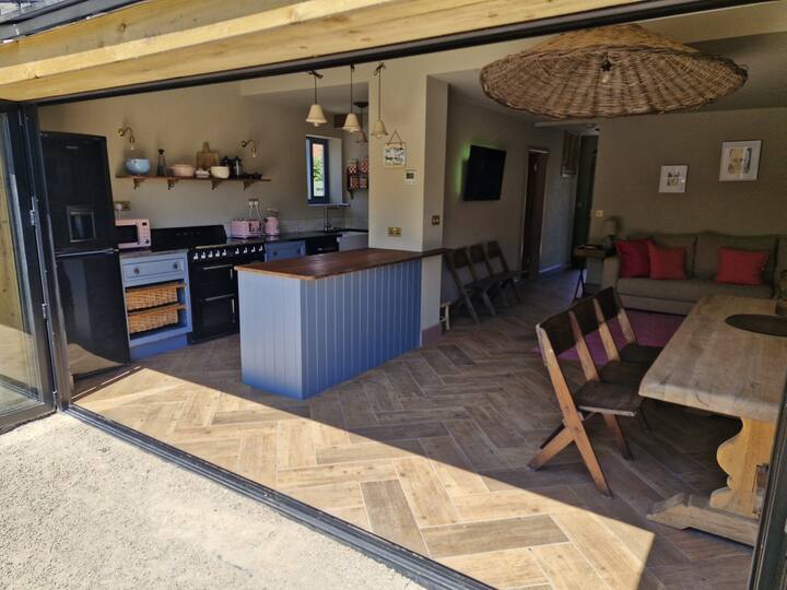 Centre Of Wells: Hot Tub, Parking, Pets, Sleeps 12 - Wells-next-the-Sea