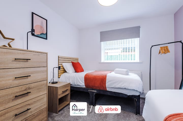 4br Contractor Stay • Deeside • Sleeps 8 • Parking - Mold