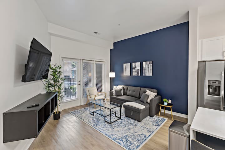 Spacious 2bd | 5 Min Dt+gym+parking+w/d | Sleep 12 - Charlotte, NC