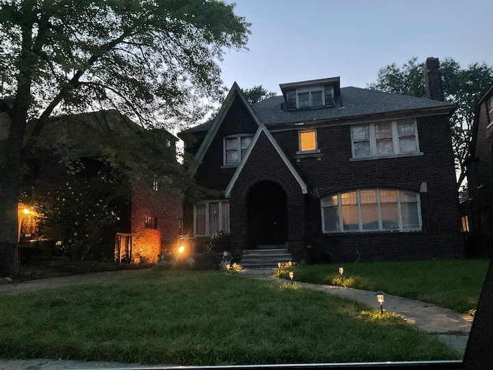 Content House Of Aweke & Leff 
Large Home - Detroit, MI