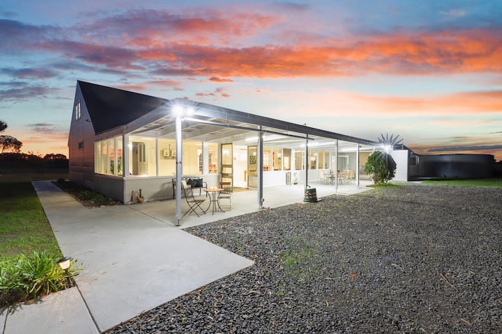 Bulla Homestead: Unique And Spacious - Caroline Springs