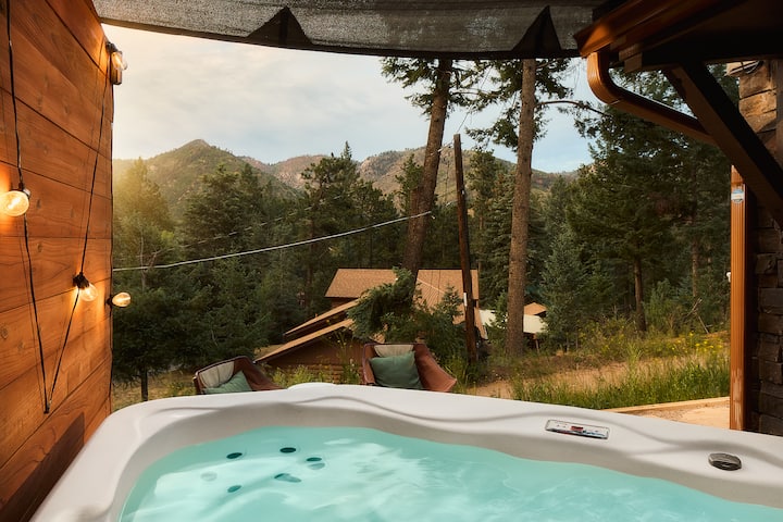 Mountain View Bungalow - Private Hot Tub - Woodland Park, CO