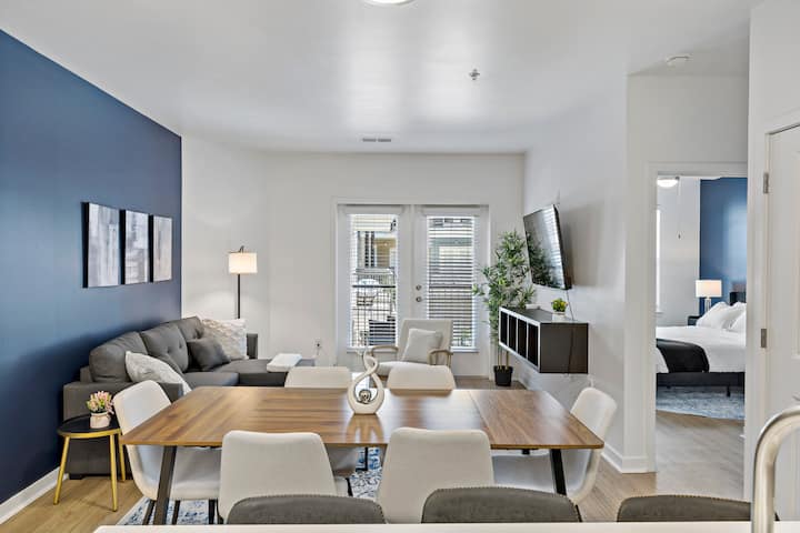 Near Dt & Cpcc Lynx | Pool, Gym, W/d, Parking, - Charlotte, NC