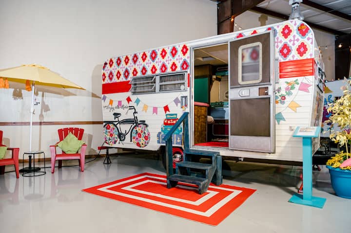 Scarlett, Vintage Camper Located Inside Glamp Inn - Round Top, TX