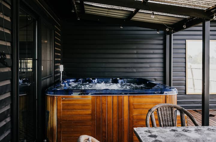 Albert's In Heart Of Trentham With Jacuzzi - Trentham