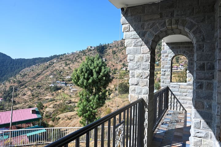 Room With A View & Balcony In Chail-koti, Shimla - Chail