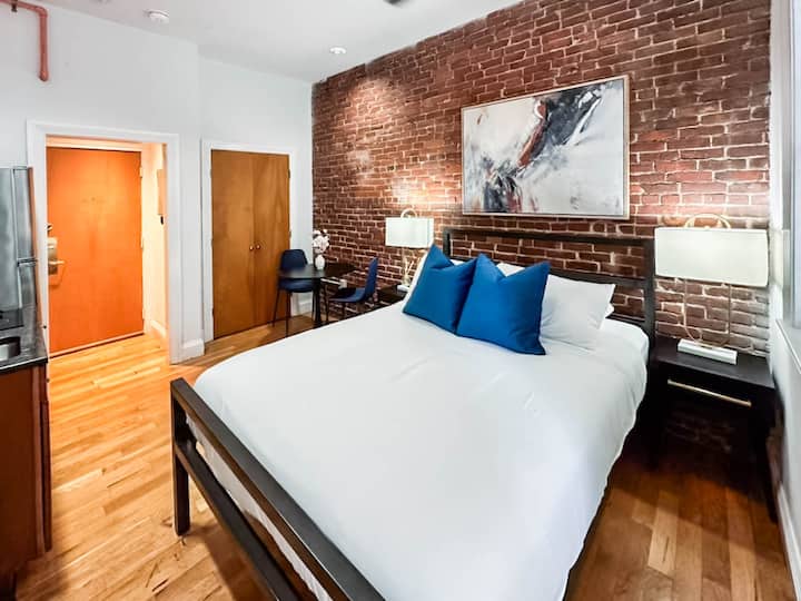 (476-3) Bright Studio, Outdoor Space, A+ Location! - Boston, MA