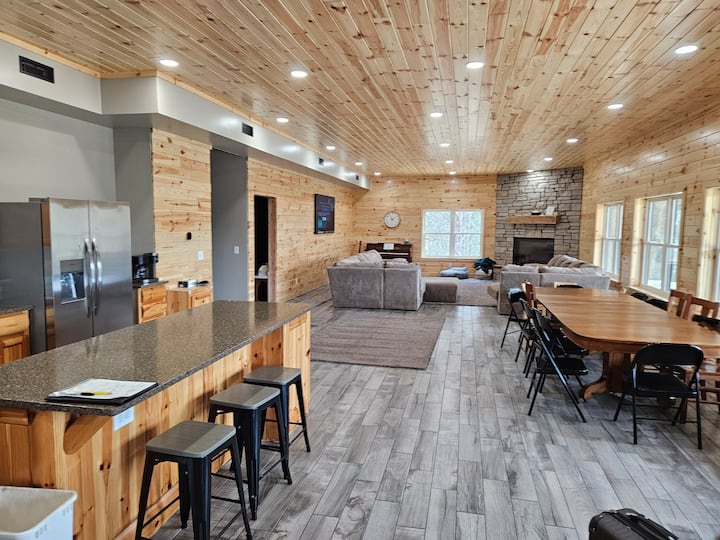 Mitchell Pass Lodge • Sleeps 30 • Gym • Kayaks - Bismarck, MO