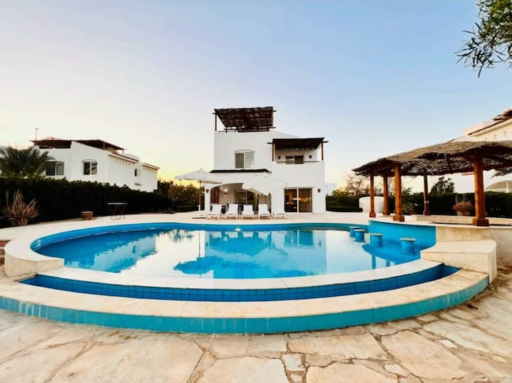 4bedroom In White Villa  Elgouna Heated Pool - フルガダ