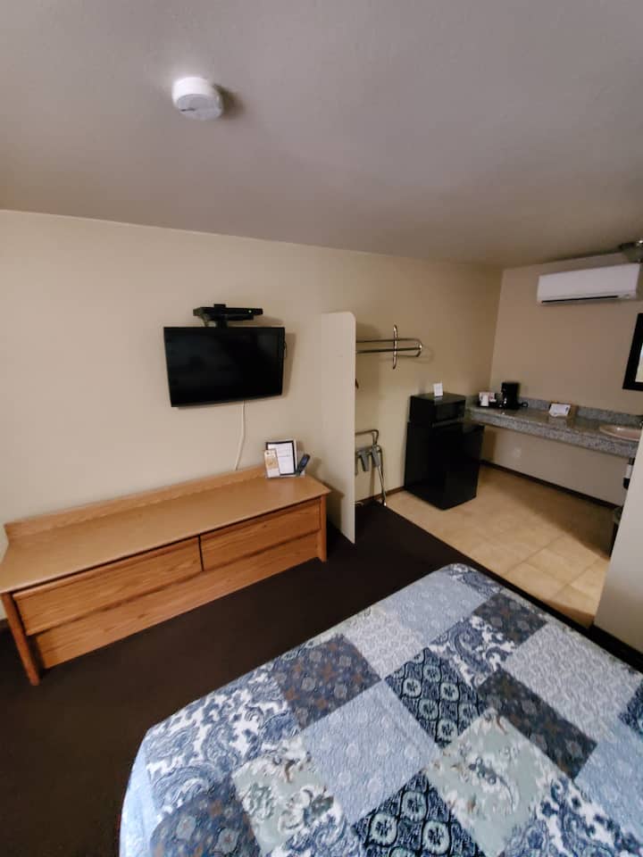 Deschutes Motel - Lower Elevator - White River Falls State Park, Maupin