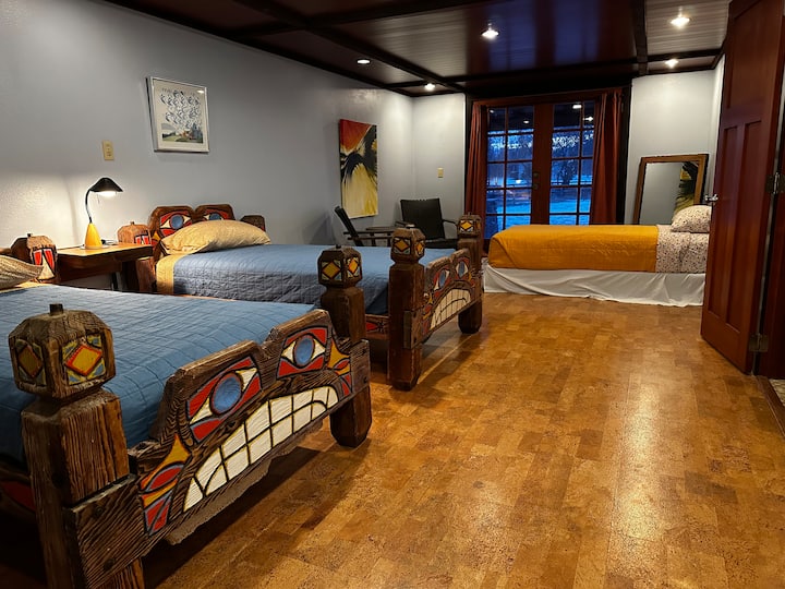 The Apiary - Southeast Room (Private Room 3 Beds) - Palmer, AK