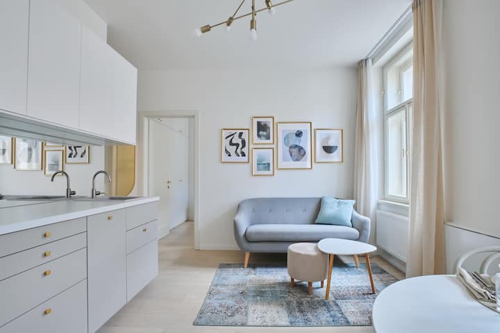 Charming 1br Apartment 5’ Walk To Lesser Town - Prag