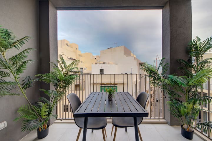 Chic Apartment With Balcony & Side Sea View - Malta