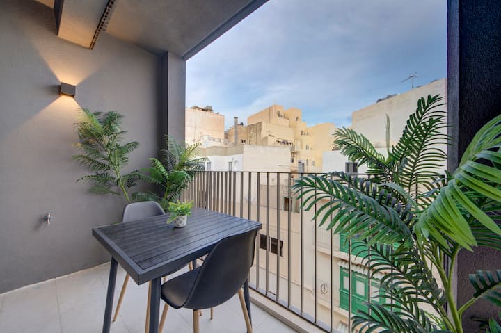 Luxury Sliema Stay With Side Sea Views - Valletta