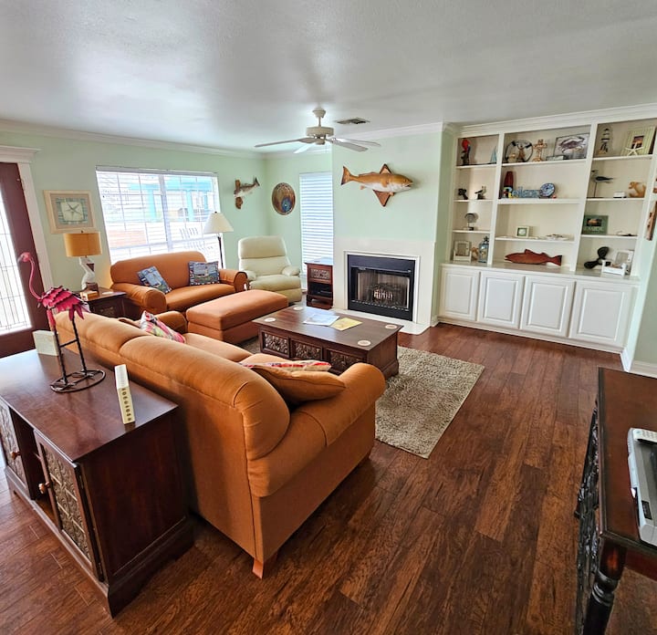 Canal Views & Private Boat Slip! Cozy & Spacious! - Rockport, TX