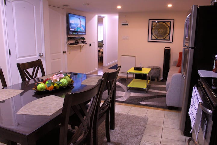 Entire Suite/2 Bdrm/king/queen/patio/prvt Entrance - Edmonton, Canada