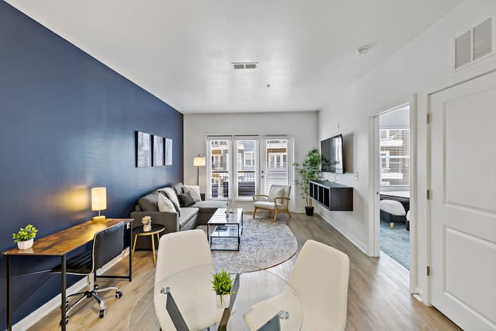 Chic 1br Retreat | Pool, Gym, W/d | 5 Min To Dt - Charlotte, NC