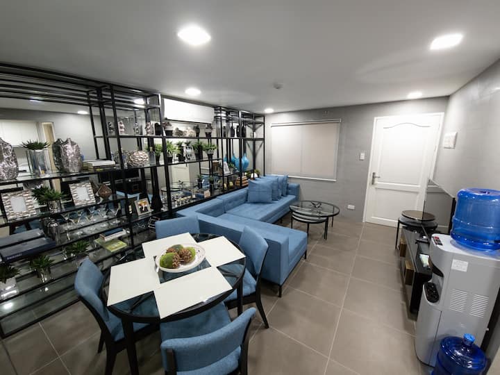Allyxander's Urban Coastal Resort Inspired Suite - Cebu City