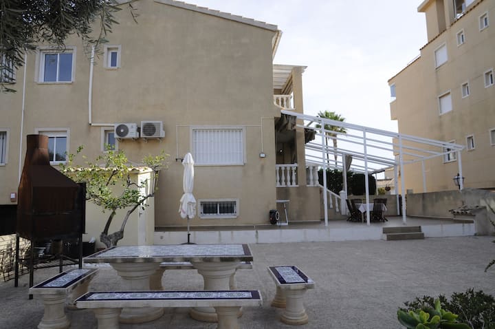 Bungalow Con Terraza De 300 M ,Barbacoa  Y Piscina - Santa Pola