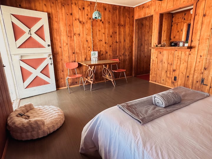 Room 4 | Pet Friendly Motel - Downtown Joshua Tree - Joshua Tree, CA