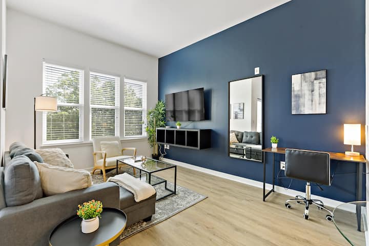 Stylish Studio Dt | Pool, Gym, W/d & Free Parking - Charlotte, NC