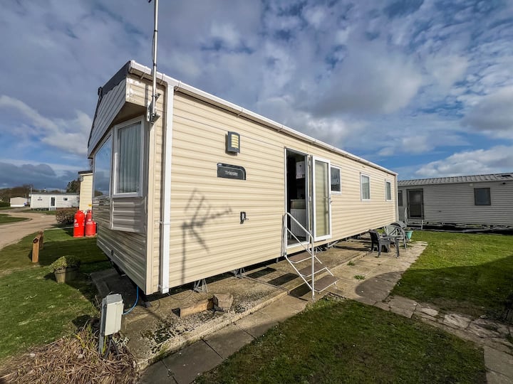 Caravan At Dovercourt Holiday Park Ref 44007d - Harwich