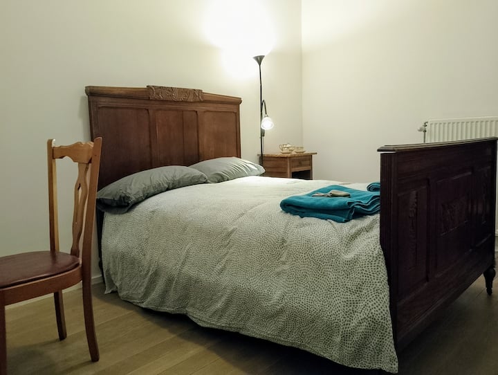 Antique Room In Old Town - Woluwe-Saint-Lambert