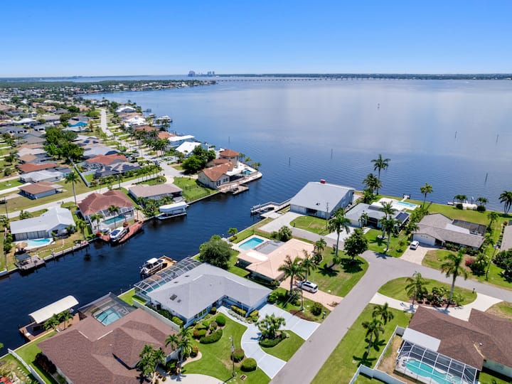 Waterloo: River Views, Spa, Heated Pool, 2+ Kings - Cape Coral, FL