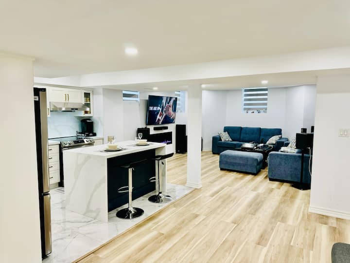 Luxe Cinema Suite | Guest Favourite | 25m To Yyz - 케일던