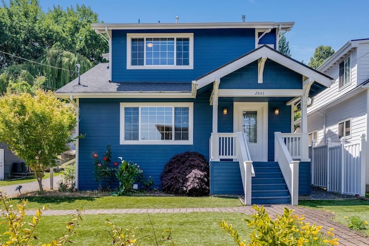 Renovated Magnolia 5 Br Home W/ Outdoor Space - State of Washington