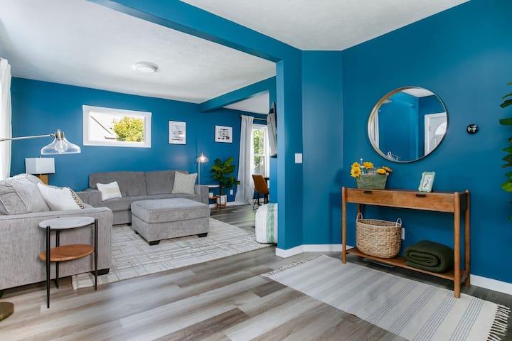 Remodeled & Centrally Located Just South Of Nd - 南灣