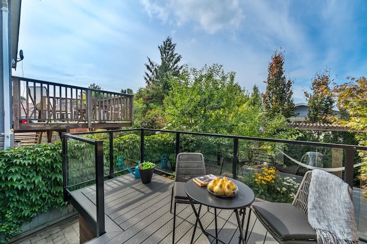 The Blue Gem | 2br 2ba | Skytrain 15 Min Downtown - Burnaby