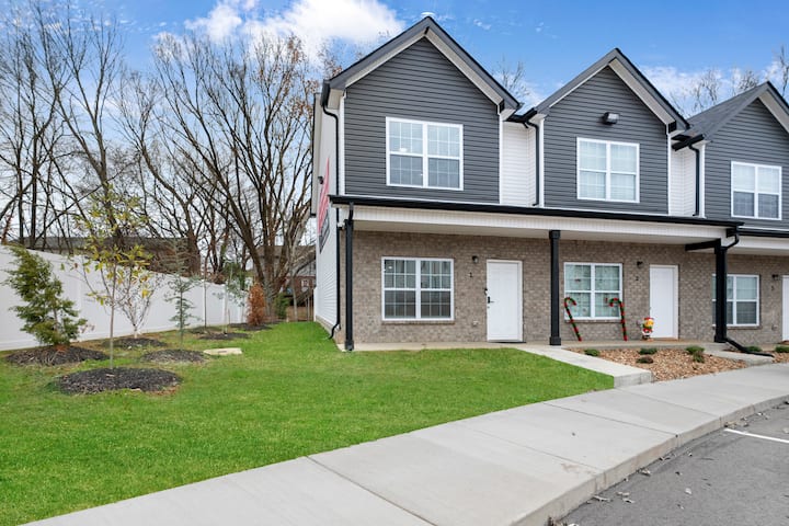 King Bed, Workspace, Parking - Cityscape Sanctuary - Clarksville, TN