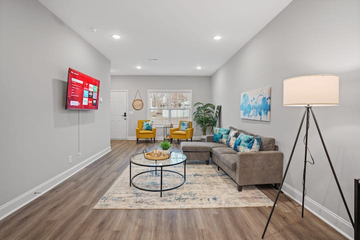King Bed, Workspace, Parking - Cityscape Sanctuary - Clarksville, TN